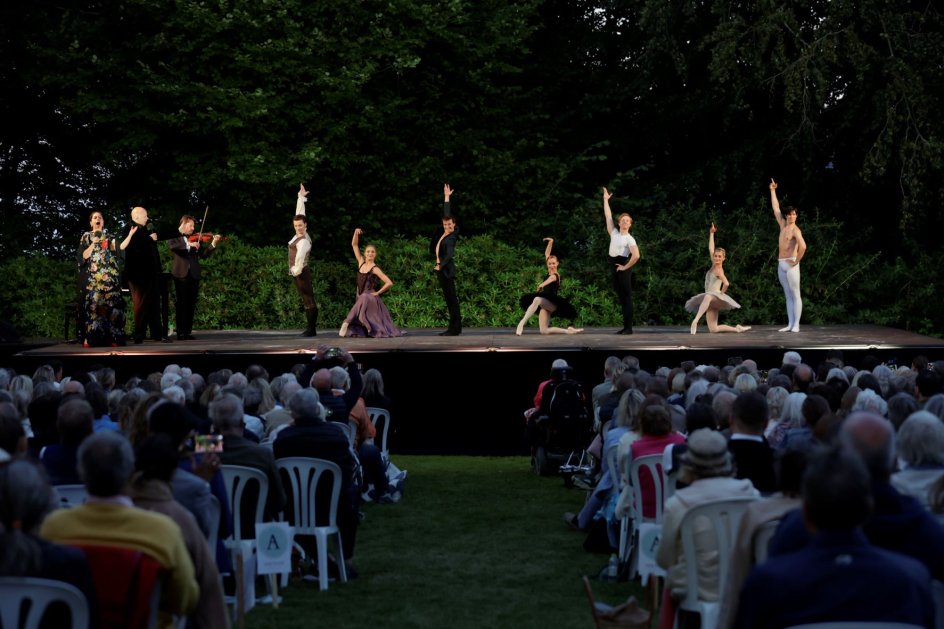 Tobias Praetorius har skabt en lyrisk og let vignet til Hendes Majestæt ...