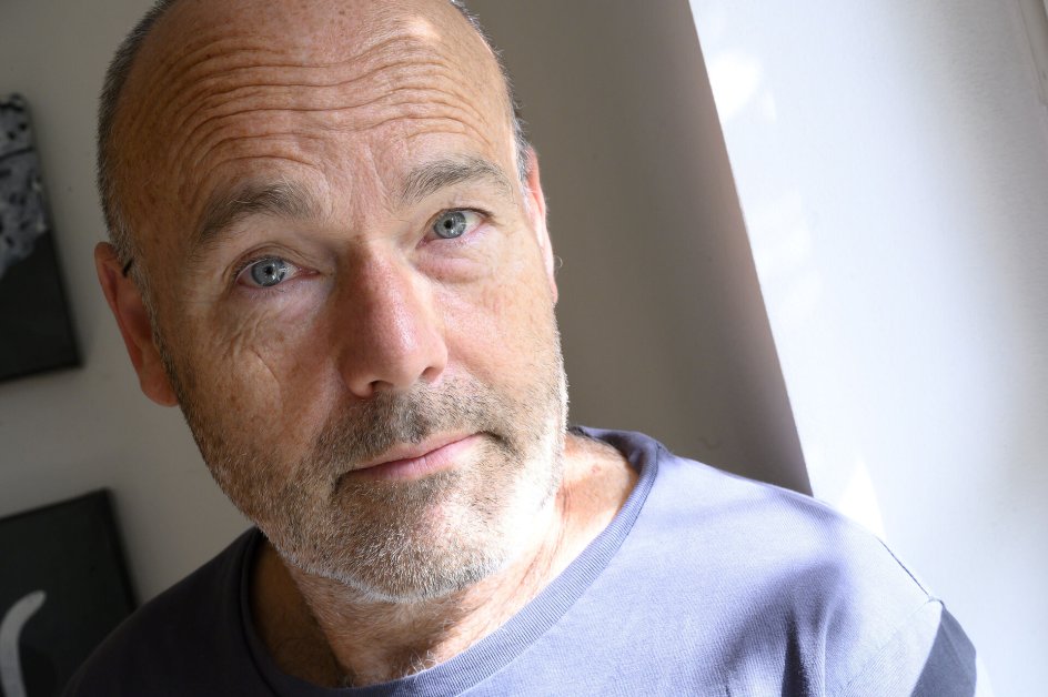 Peter Øvig skriver om de sværeste emner: "Mørket bliver mindre, når man ...