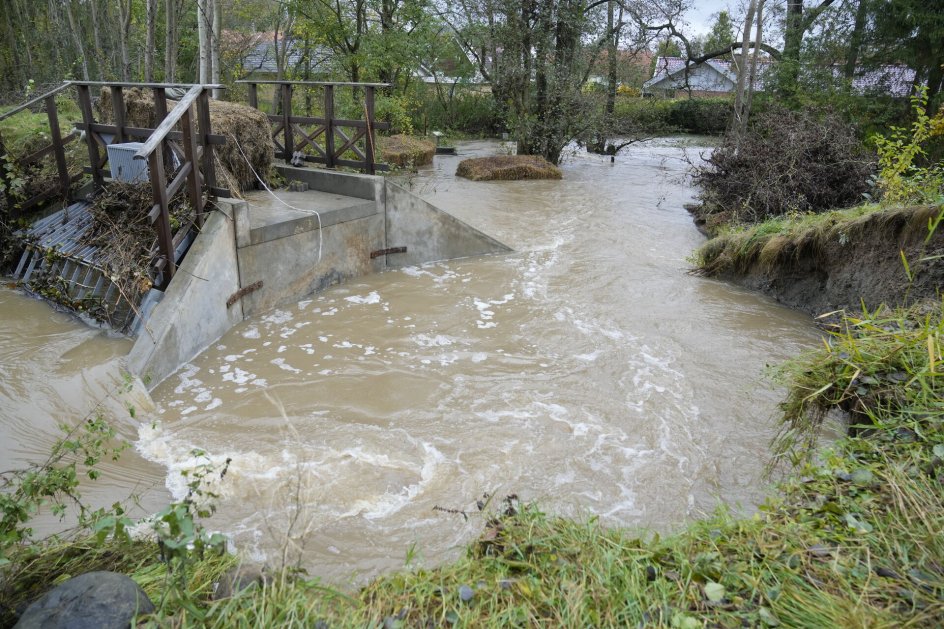"Der bliver ikke meget jul i Odder nu": Dæmning brød og oversvømmede ...