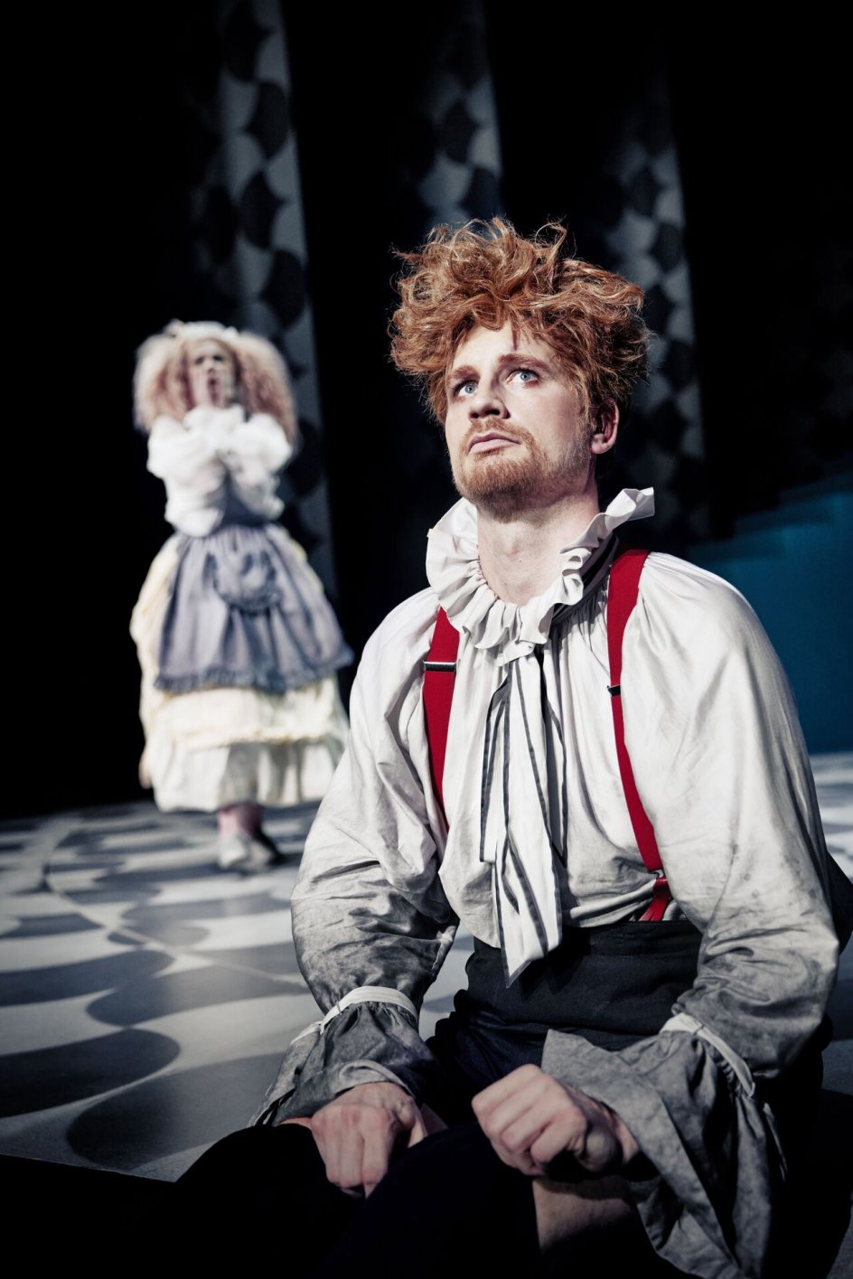 Scenograf har genskabt et surreelt hurlumhejhus i komedieklassiker fra ...