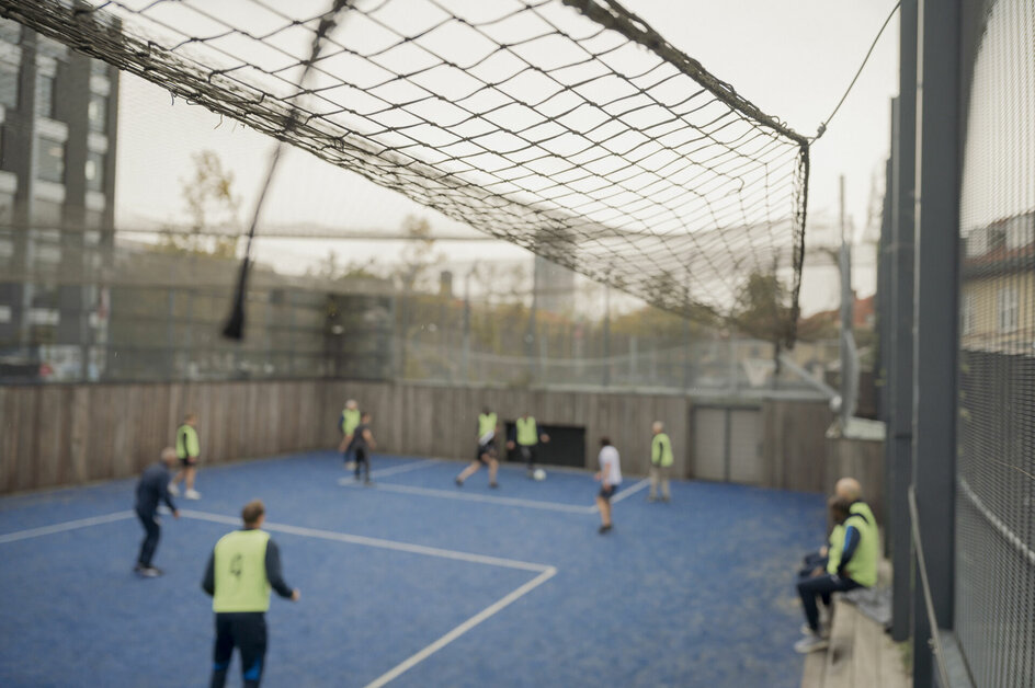 Han flygtede alene fra en brutal krig og levede i mange år med tæsk og ...