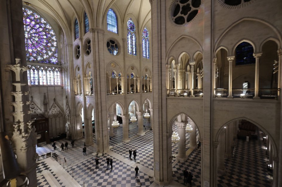 Verden får første kig ind i renoverede Notre Dame efter brand ...