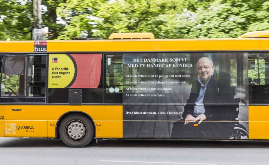 Handicappet bruger busreklame til protest | Kristeligt Dagblad
