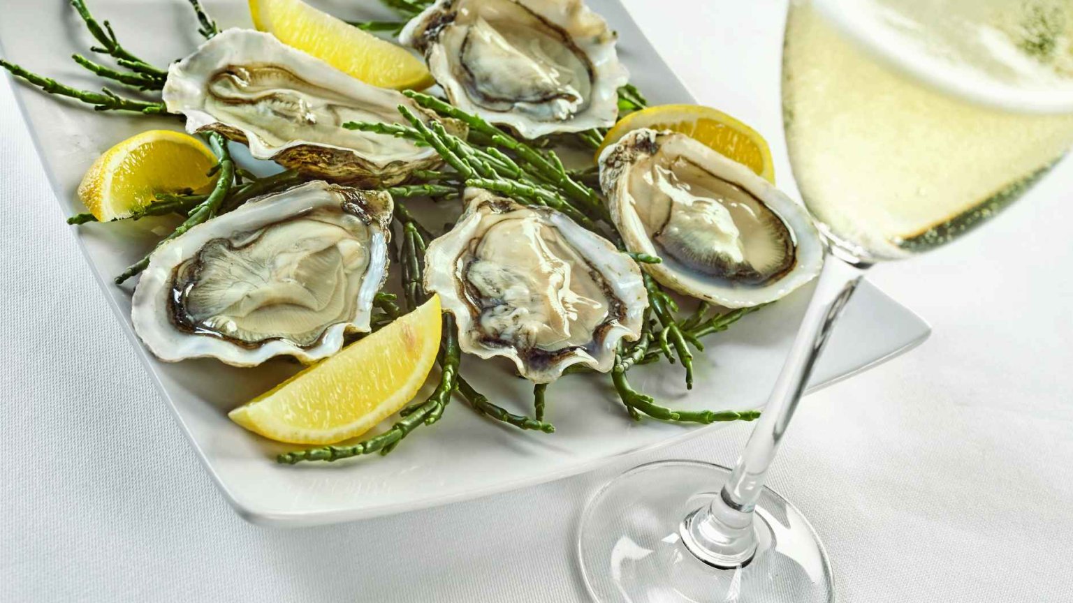 Derfor er champagne og østers så godt sammen | Kristeligt Dagblad