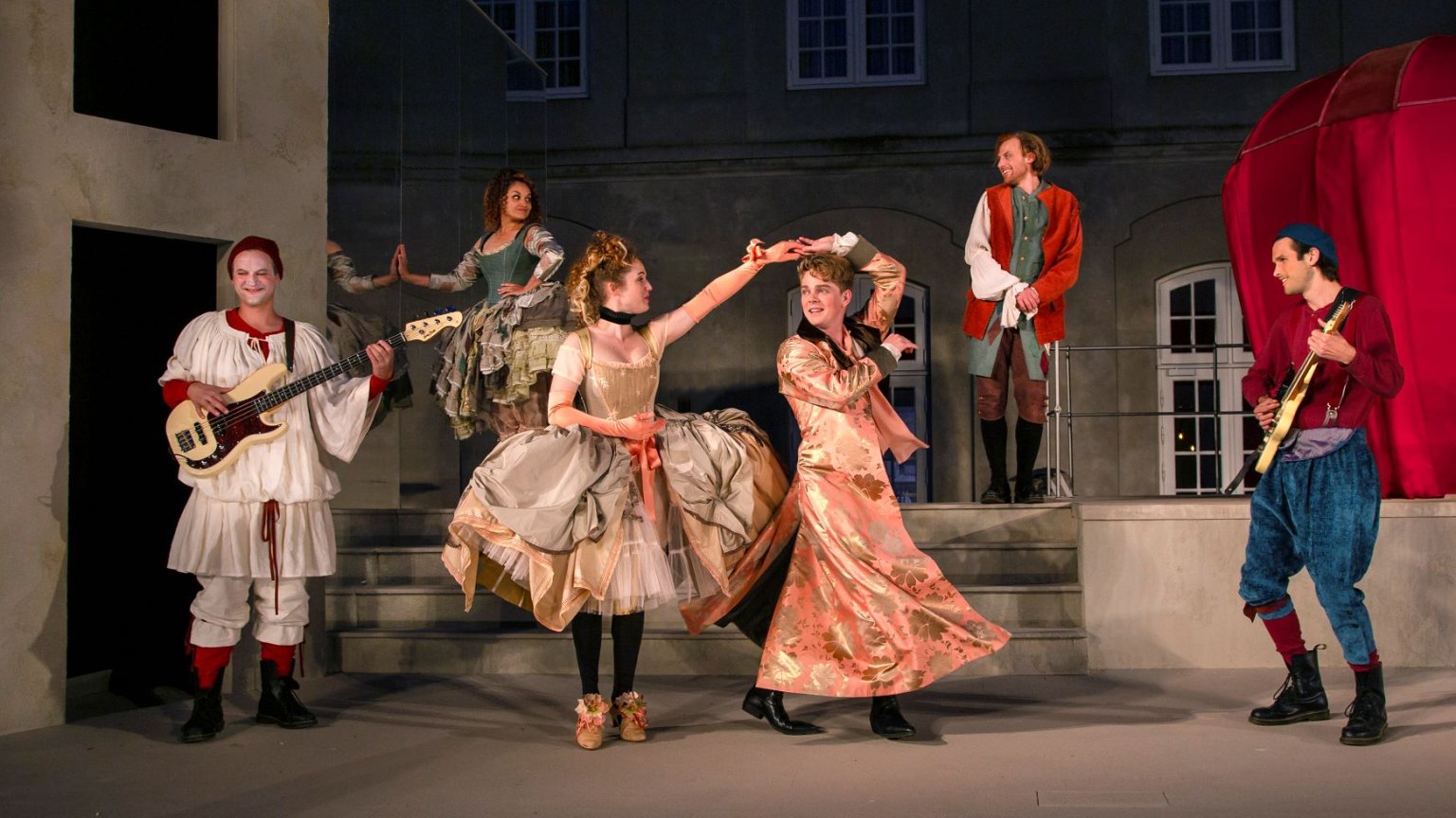 Skuffende maskerade i Odd Fellow Palæets grønne gårdhave | Kristeligt ...