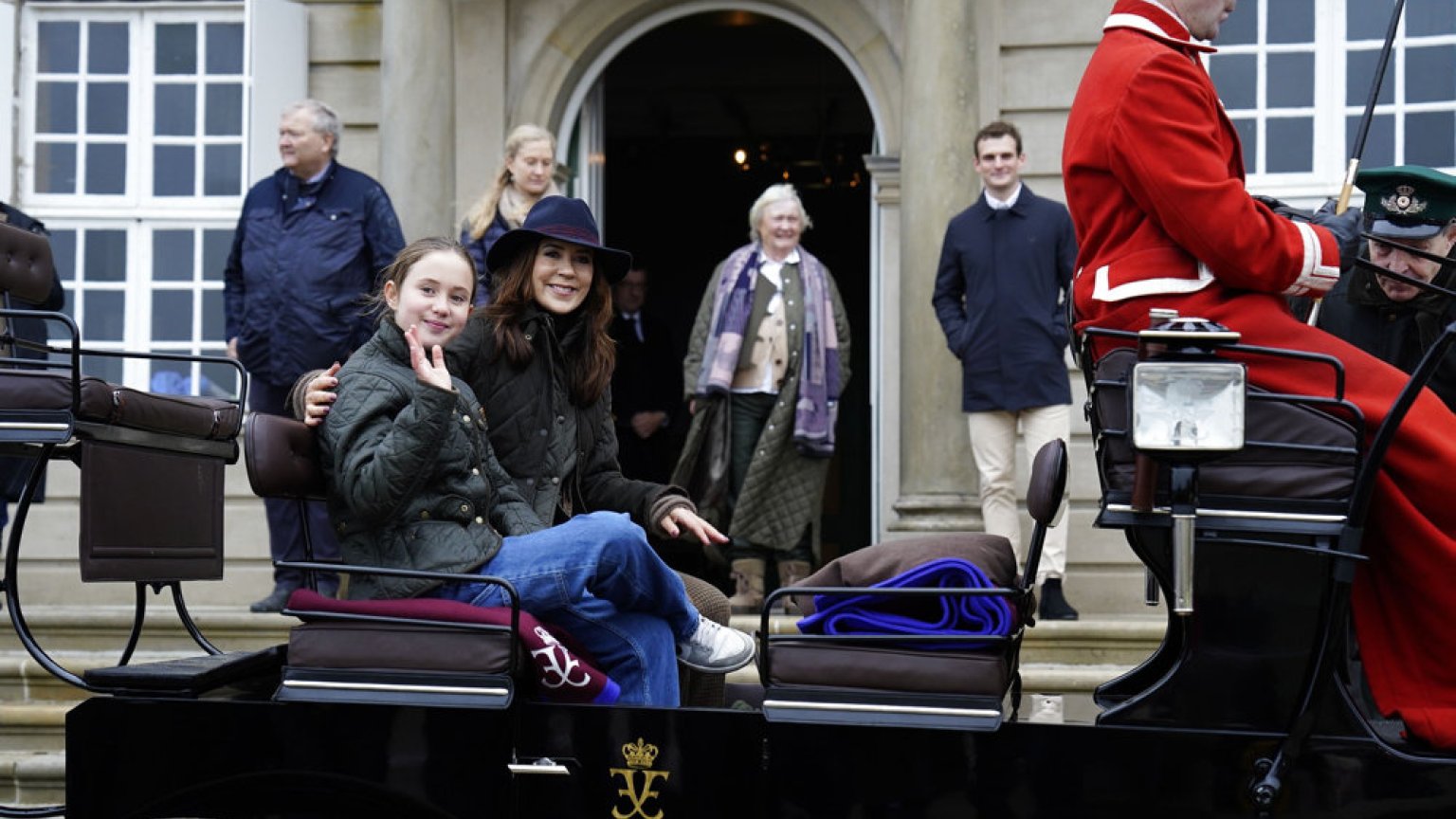 Mary slutter travl uge med traditionsrigt hesteløb i Dyrehaven | Kristeligt Dagblad