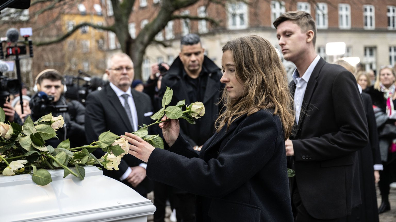 Svar til Esben Kjær: Lad folk sørge – også over kendte mennesker ...