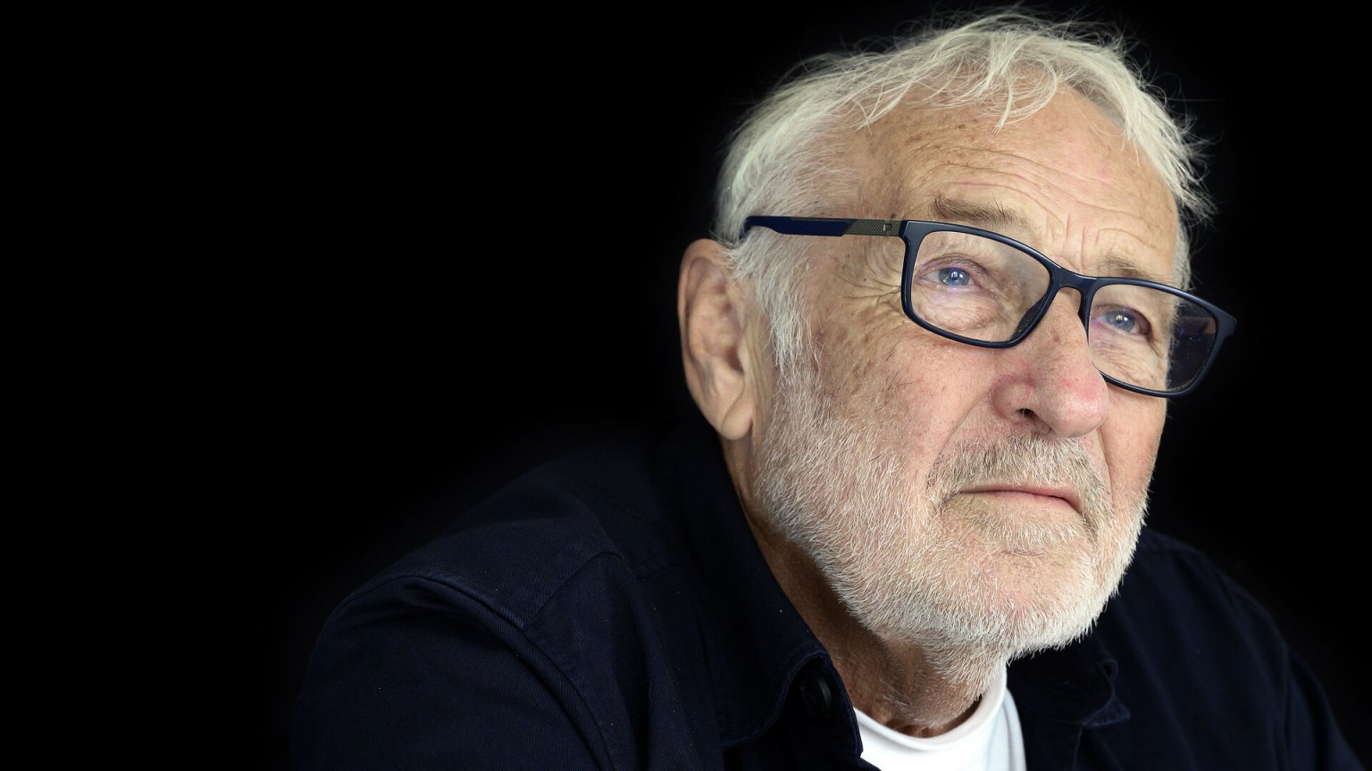 Niels Hausgaard har været tilbageholdende med sin historie. Nu får vi ...