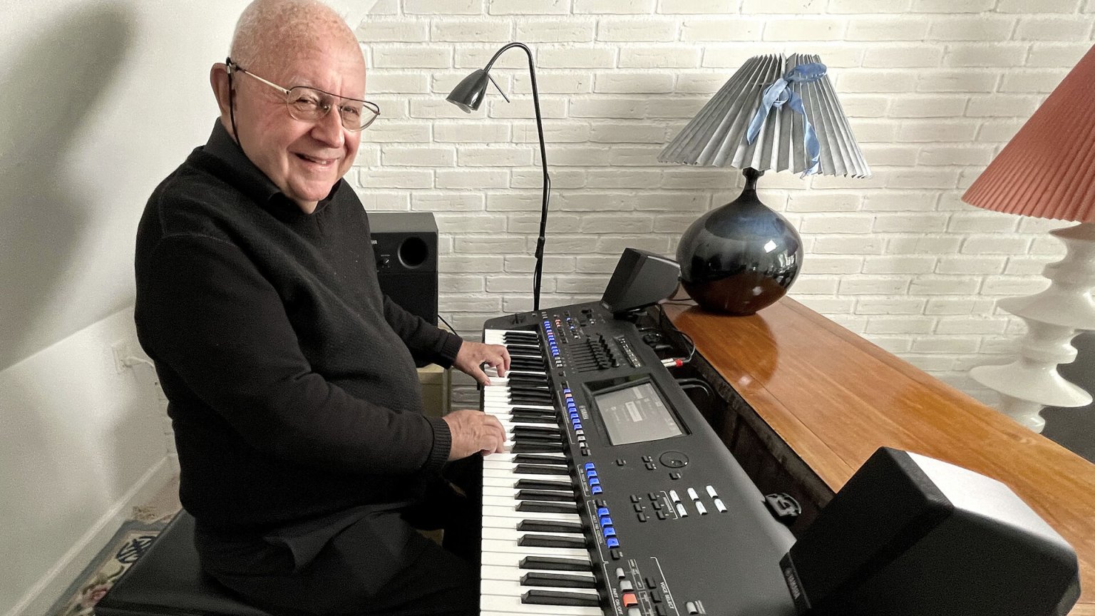 Det kostede ham adskillige venskaber, da han løftede gulvtæppet og ...