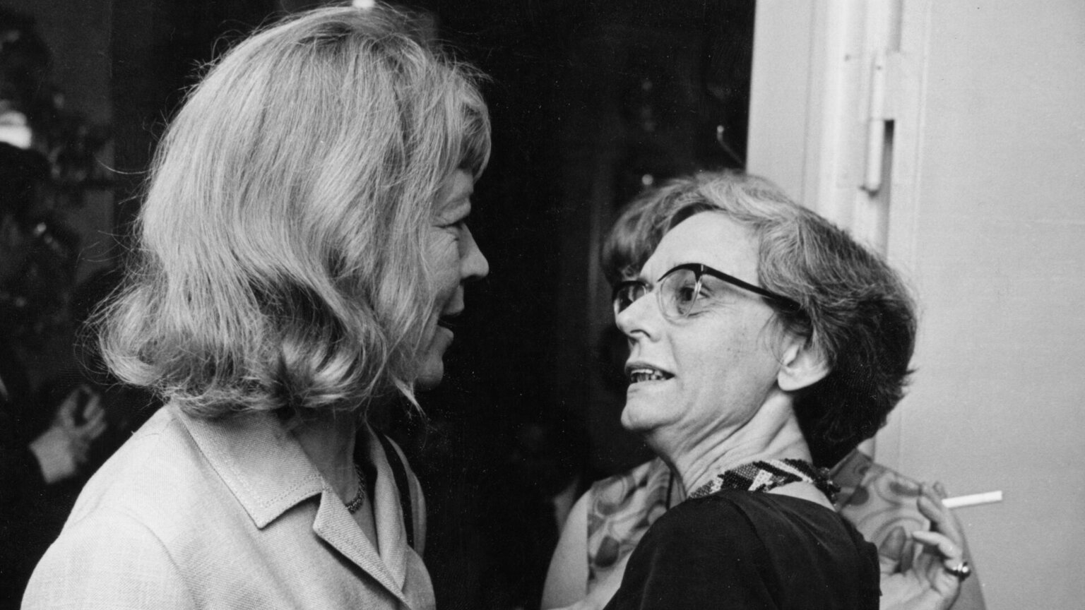 Man kommer til at overveje sit eget forhold til venner, når man læser ...