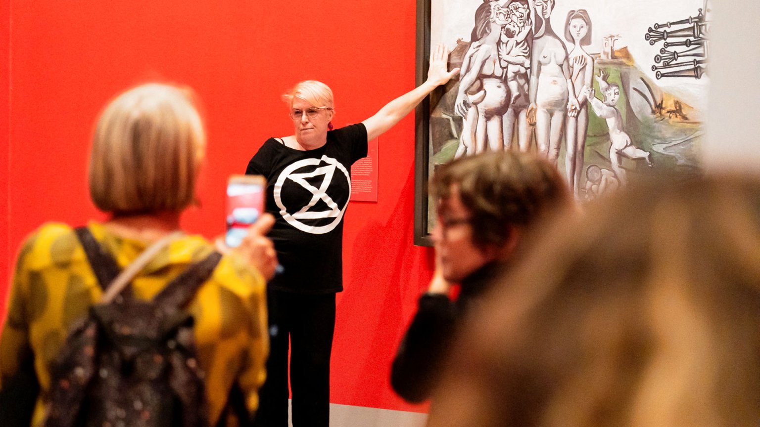 Klimaaktivister limer sig fast til "urørligt" kunstværk. Men gavner det ...