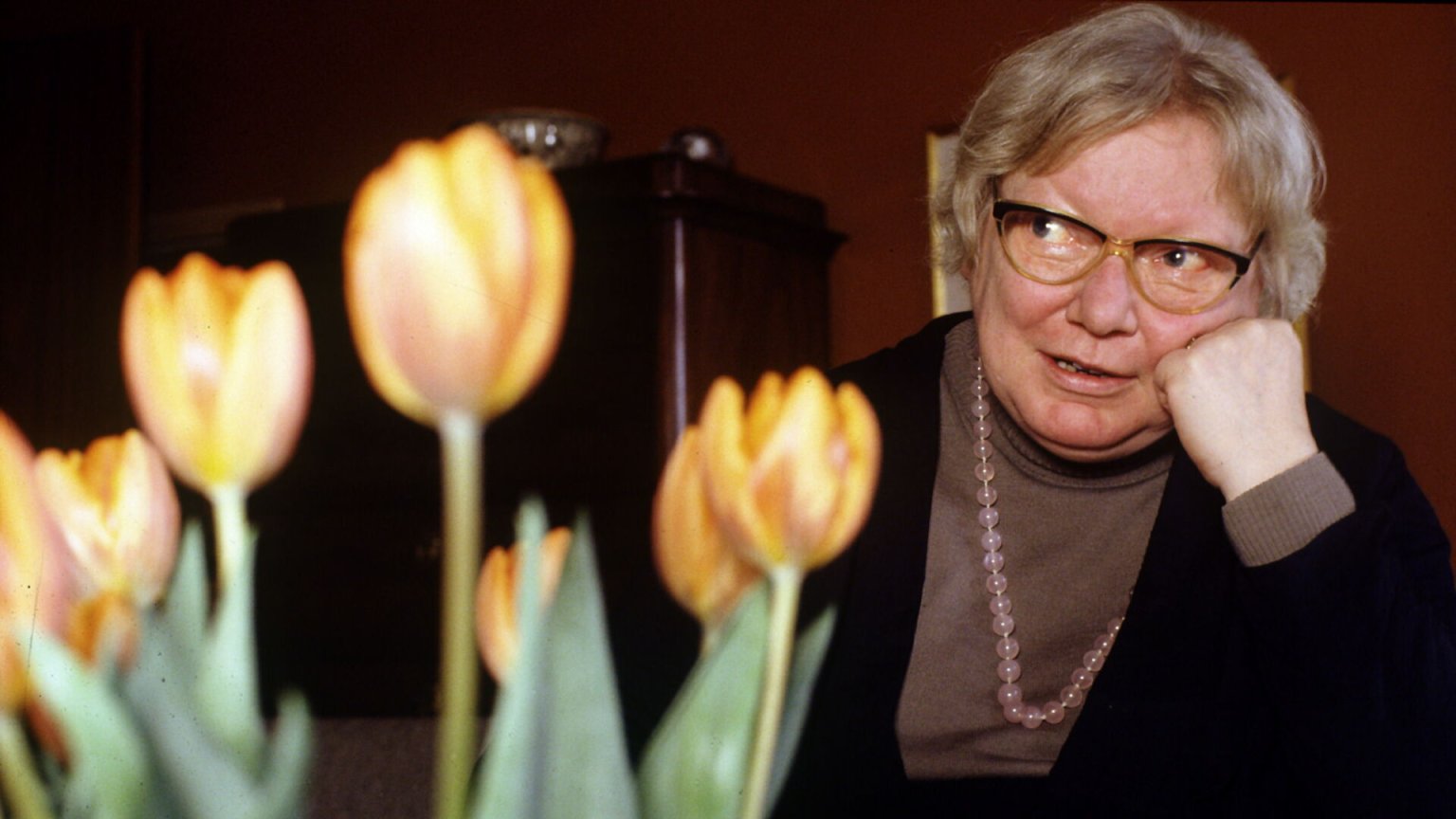 Hun blev draget af Inger Christensen i 1970'ernes Californien. Siden ...