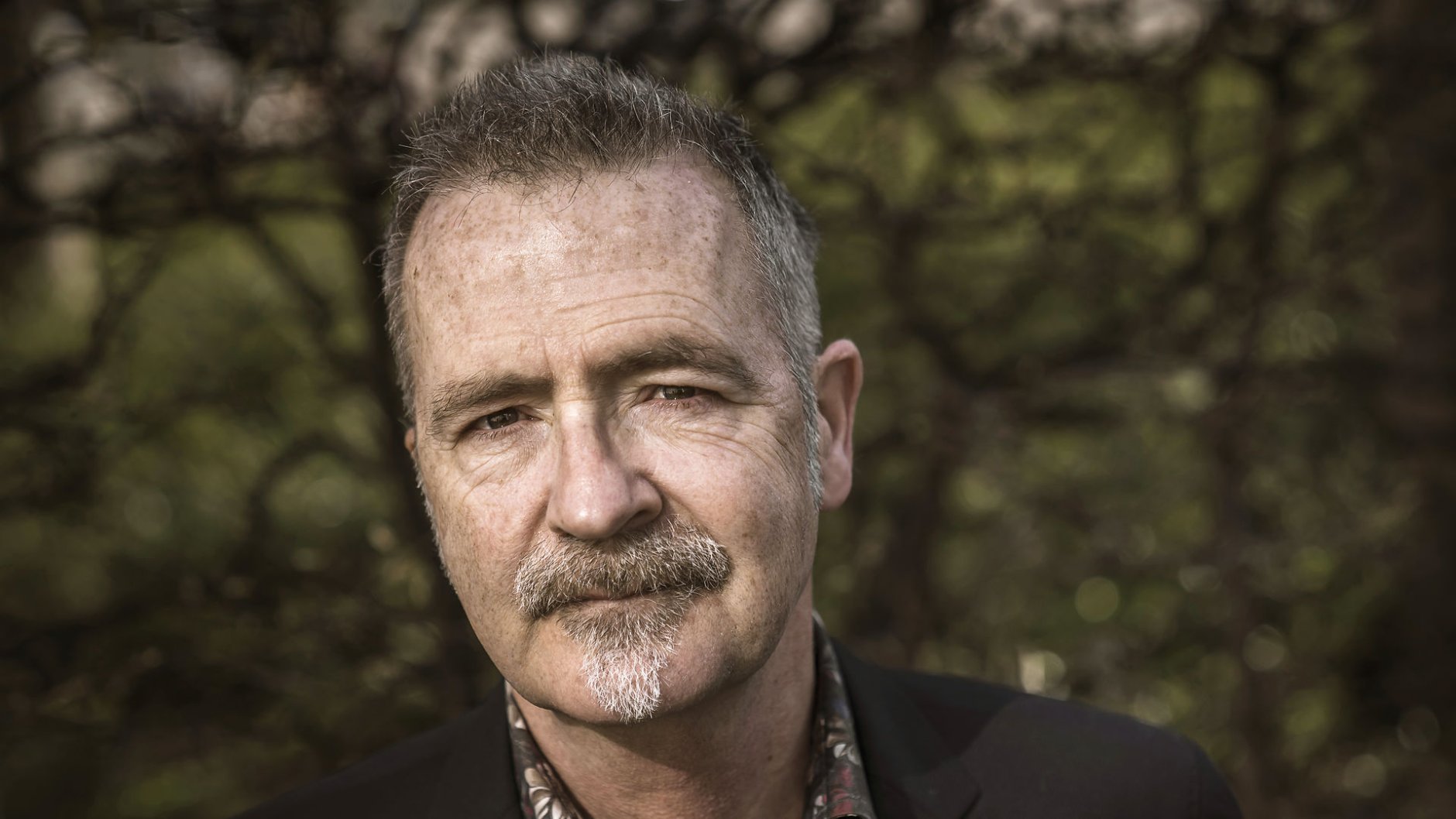 Adrian Hughes: Jeg elsker at fryde mig over rige folks grimme hjem ...