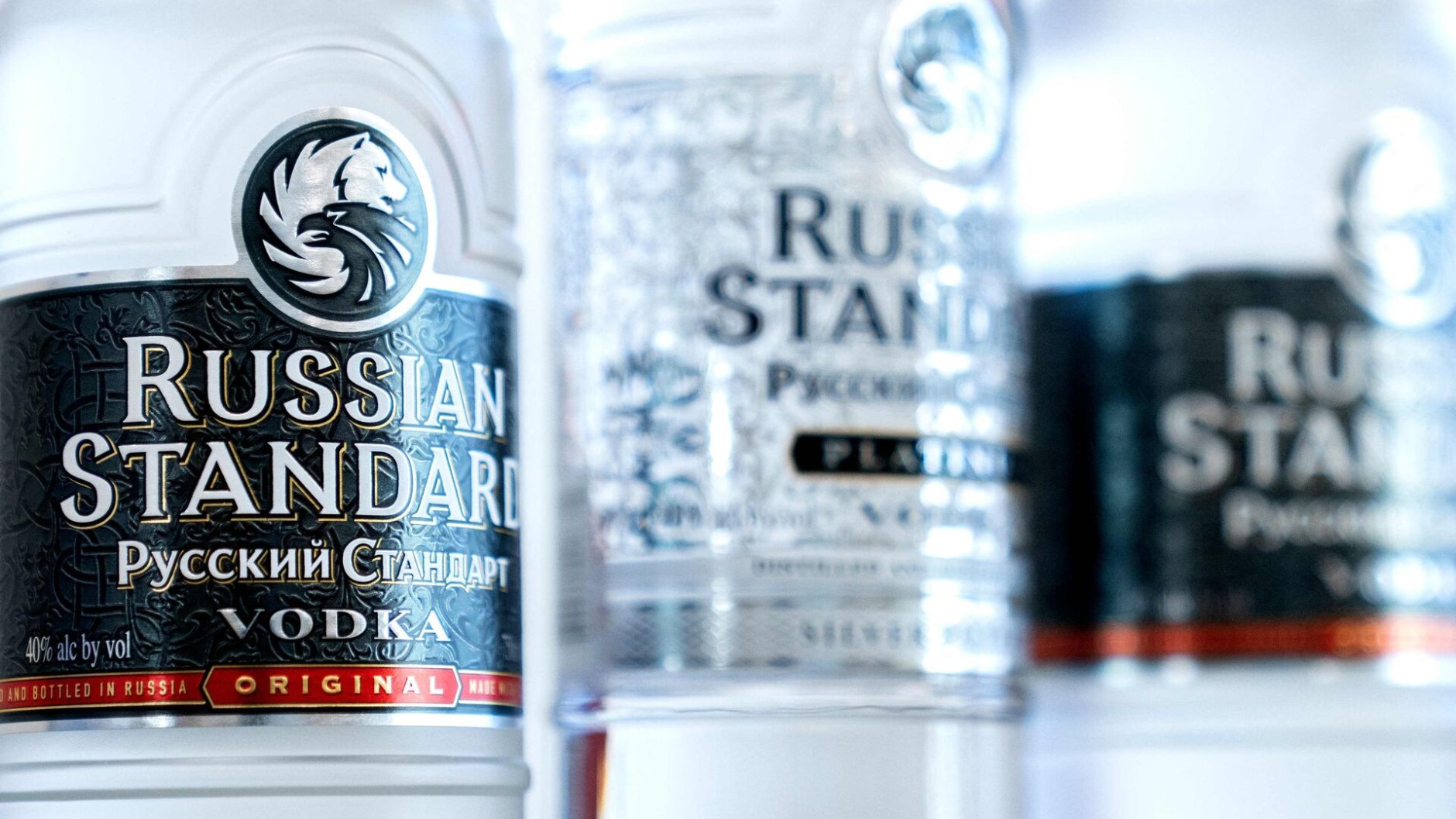 Russisk vodka blev fjernet fra hylderne efter invasionen. Nu skåler ...