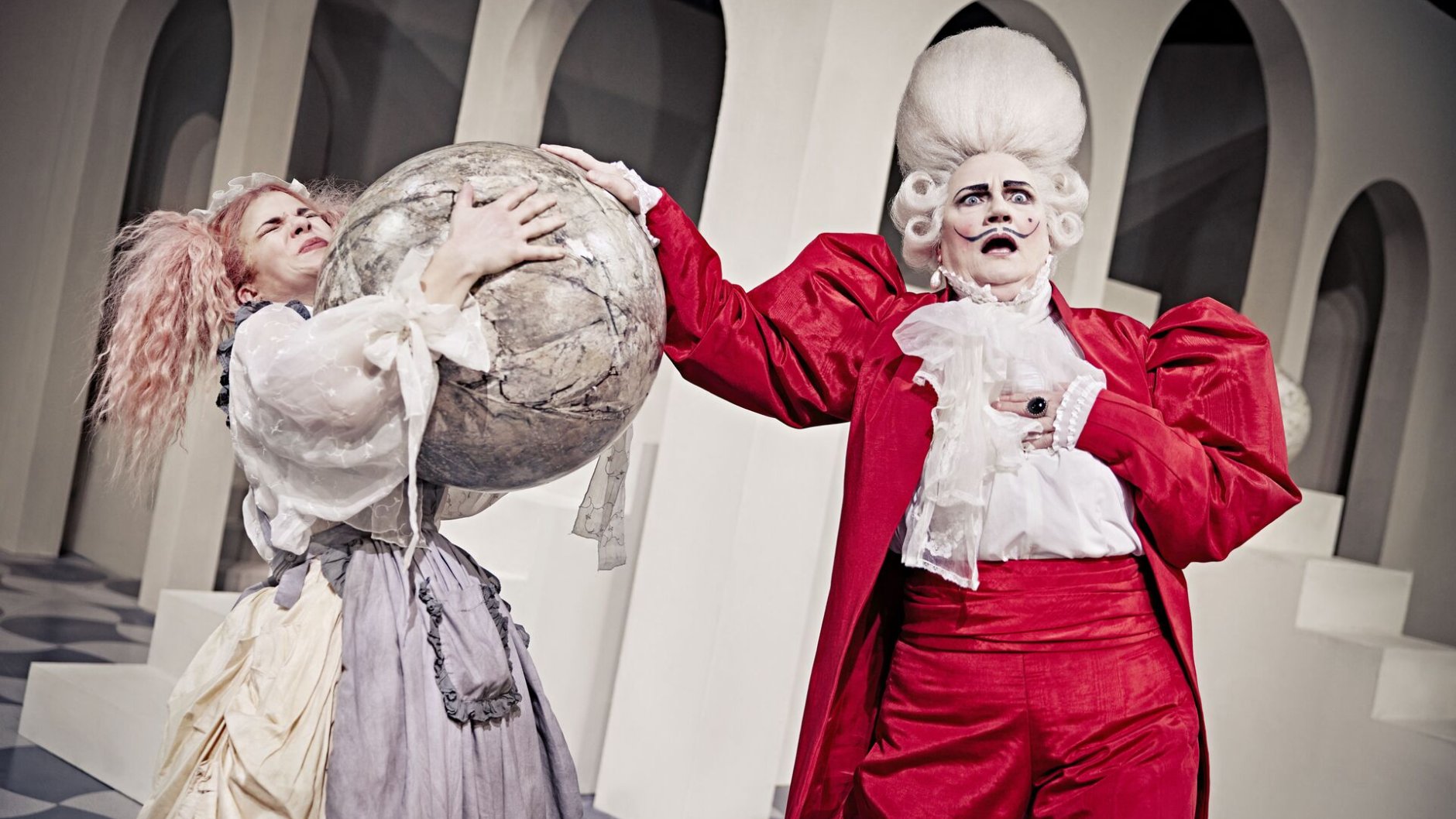 Scenograf har genskabt et surreelt hurlumhejhus i komedieklassiker fra ...