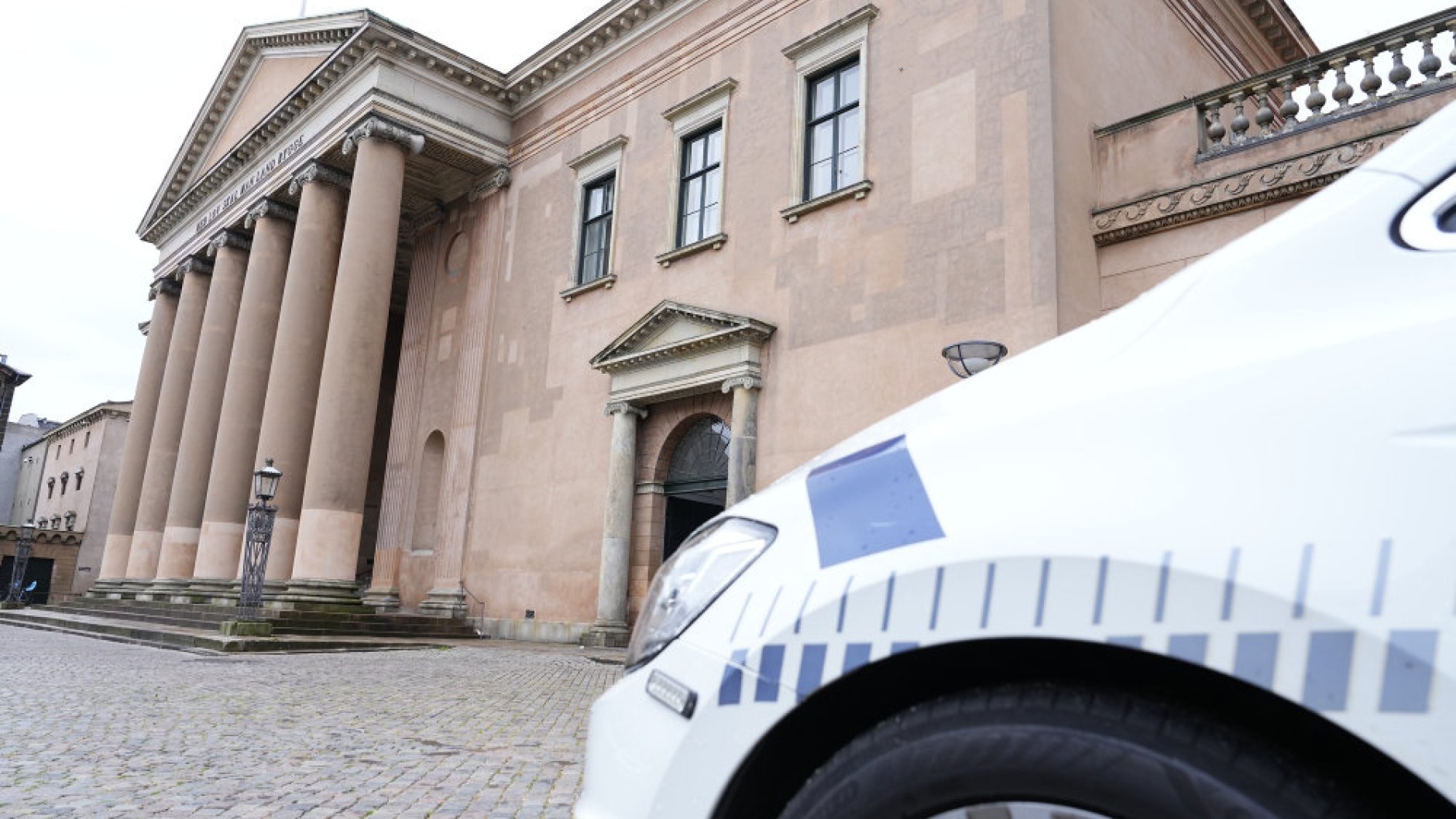 Hvide sko skal identificere maskeret mand med kniv i SuperBrugsen ...