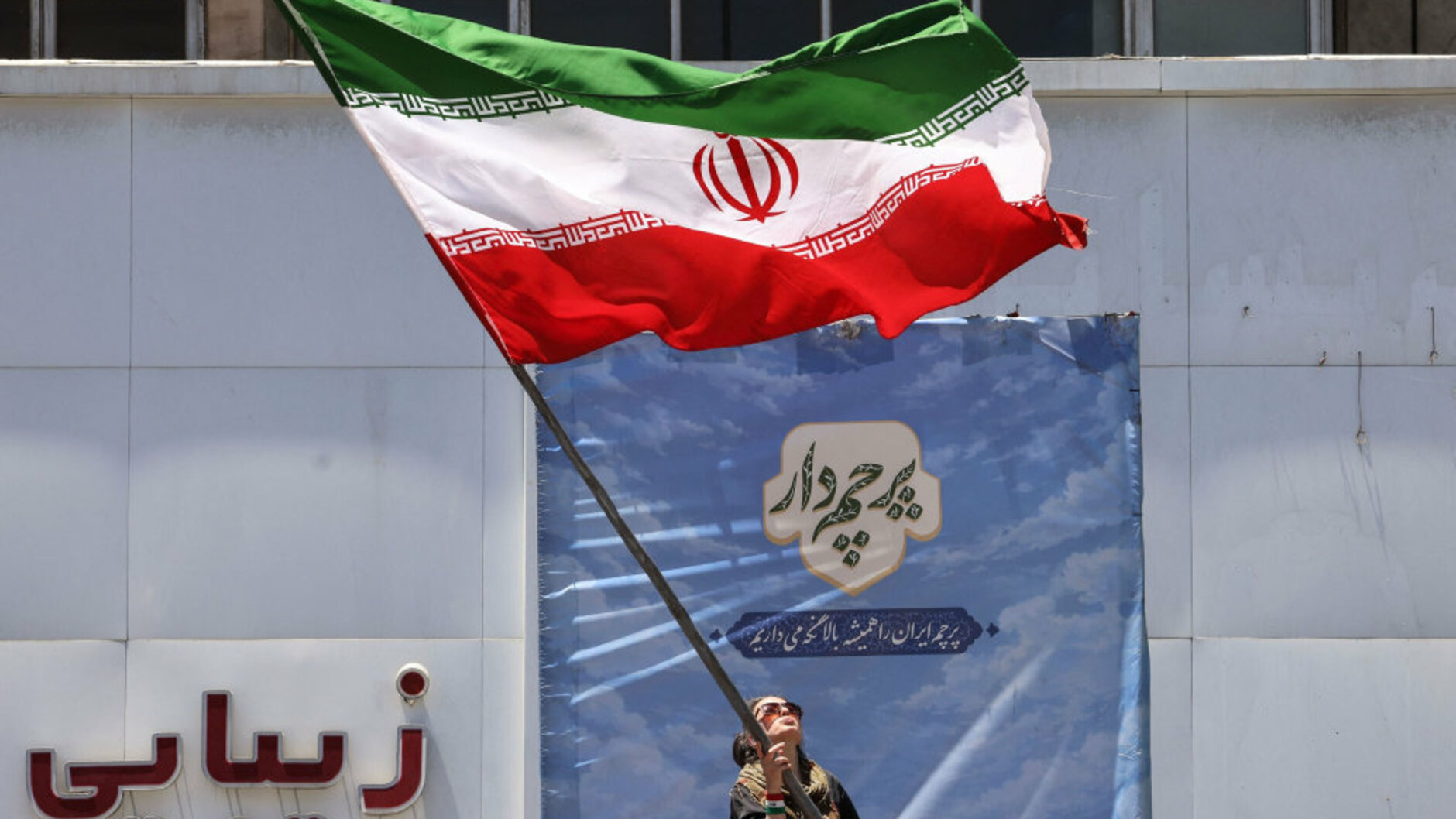 Iranerne ser med både skepsis og optimisme på aftalen med USA ...