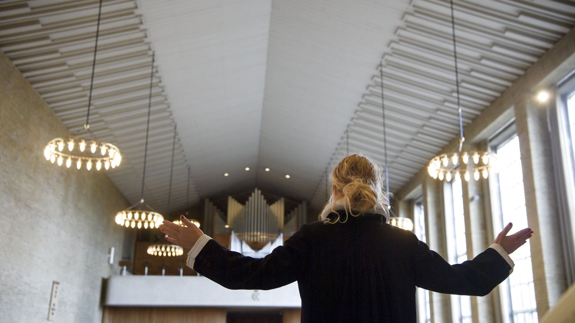 Folkekirken dysser interne uenigheder ned for at nå ud til hele folket ...