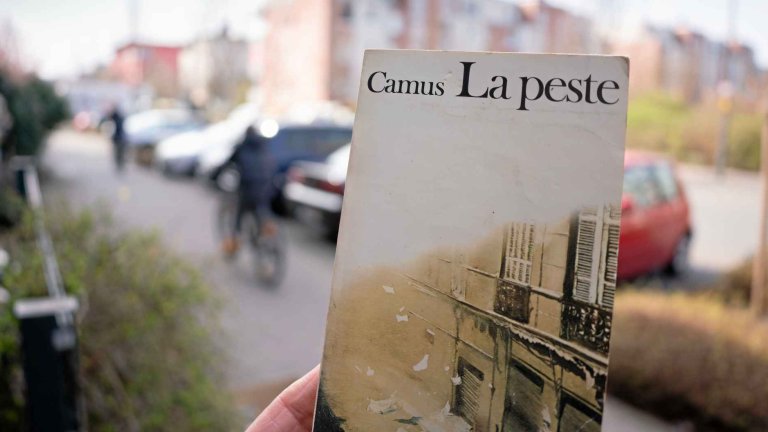 Camus’ roman om pesten er et knivskarpt spejl, vi kan holde op foran os ...
