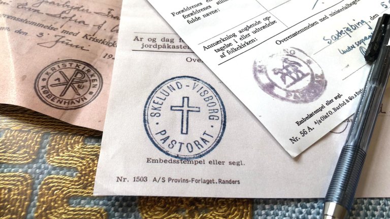 Nej til kors på attesterne: Kirker skal lave religionsneutrale stempler ...