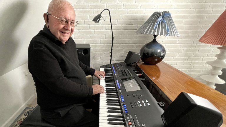 Det kostede ham adskillige venskaber, da han løftede gulvtæppet og ...