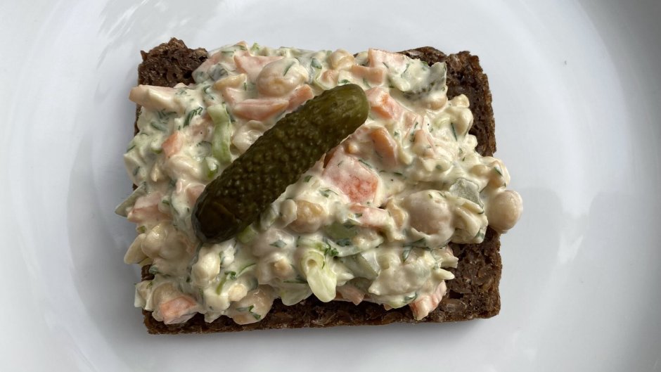 En grønnere rugbrødsmad: Prøv en pålægssalat på kikærter | Kristeligt ...