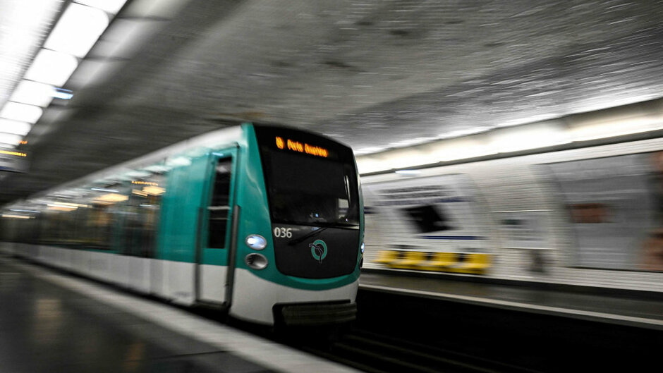 Tre kvinder stukket ned i metroen i Paris | Kristeligt Dagblad