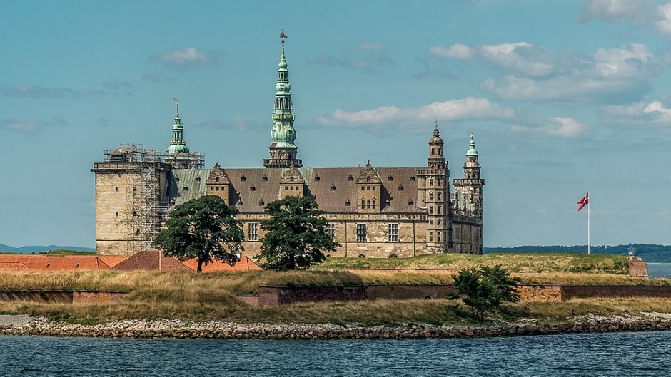 400 år gammel tradition reddet på målstregen: Dannebrog skal fortsat blafre ved Kronborg ...