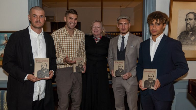 De ville egentlig bare hygge sig med noget Dostojevskij ...