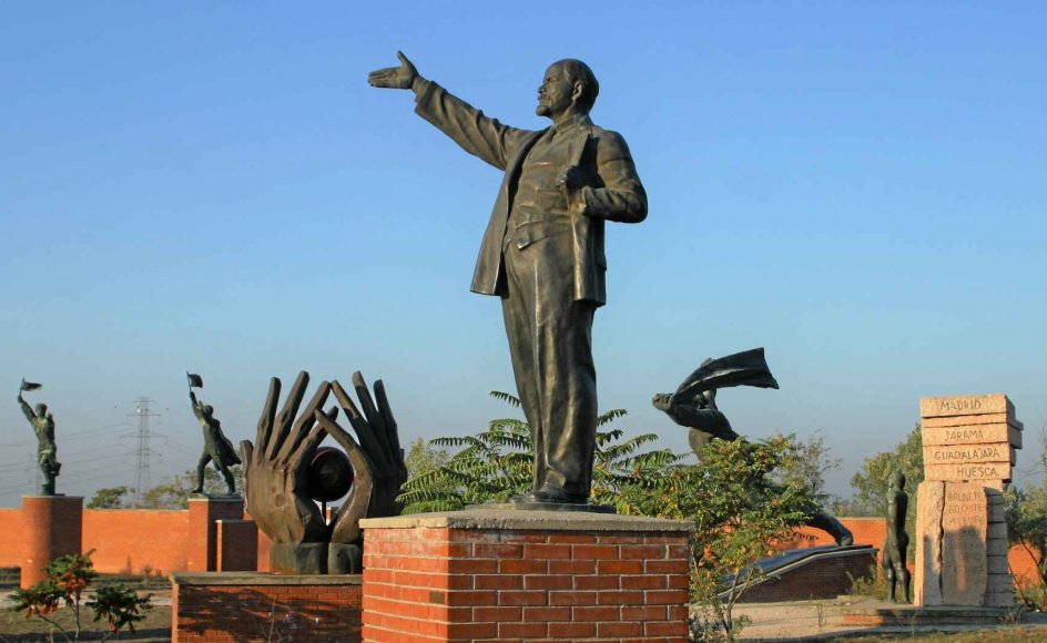 I Østeuropa står Stalin, Lenin og de andre sovjetledere på ...