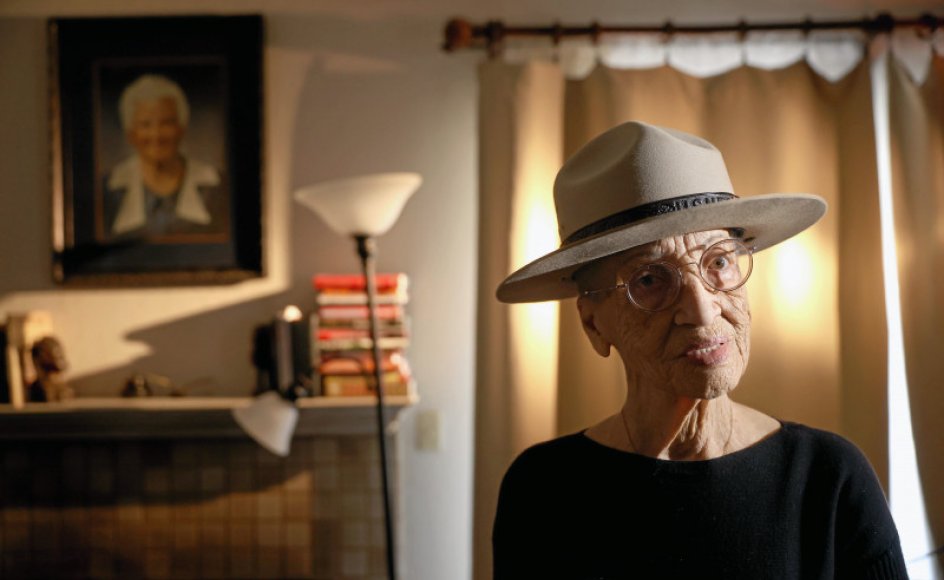 100-årige Betty Reid er parkbetjent i mindepark: Hun fortæller de ...
