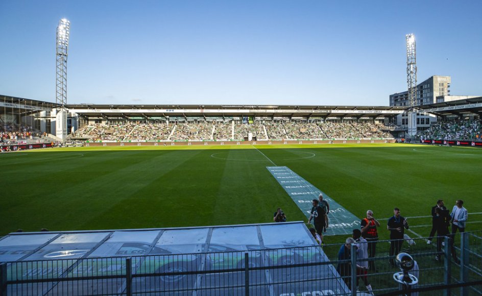 Kvinde anholdt for at sparke betjent i hovedet til fodboldkamp ...