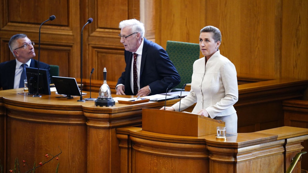 Mette Frederiksen: Kun arbejdsmarkedets parter skal forhandle løn ...