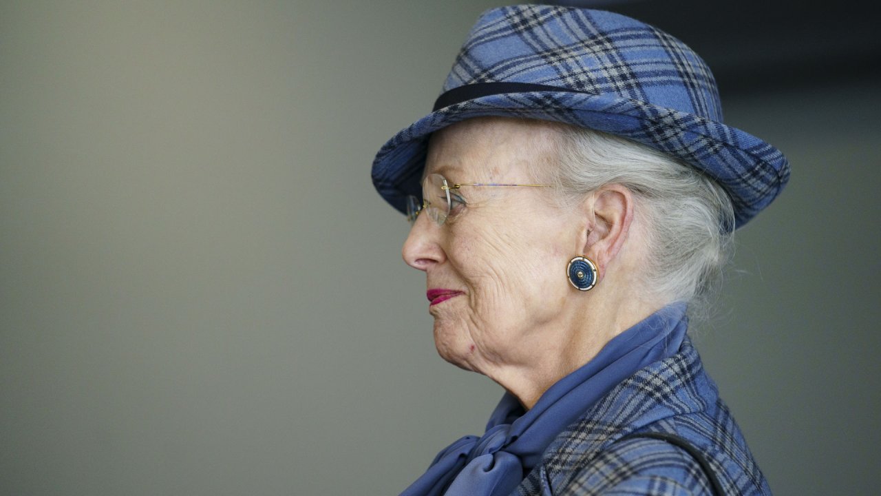 Dronning Margrethe melder afbud til kroning af kong Charles ...