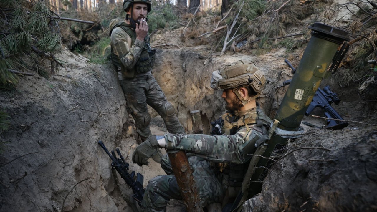 Nu smider Ukraine amerikanske klyngebomber mod russernes skyttegrave ...