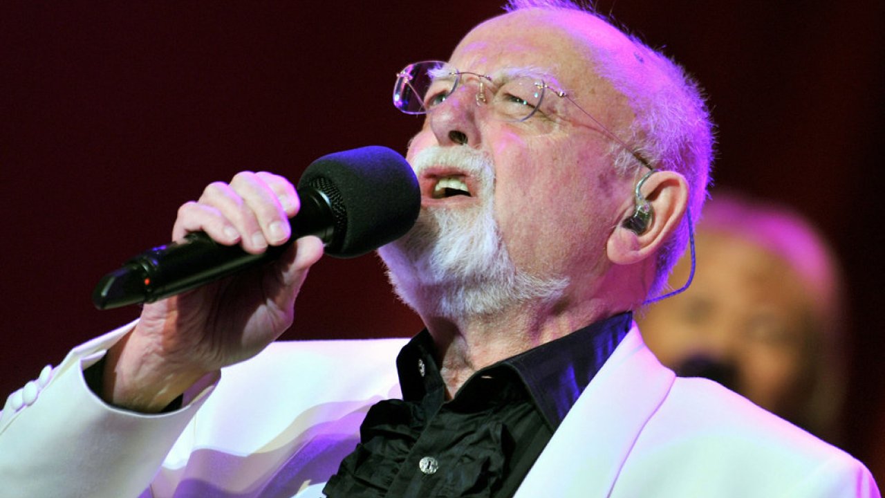 Den fløjtende folkesanger Roger Whittaker er død | Kristeligt Dagblad