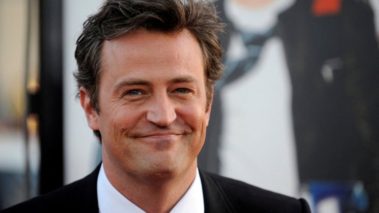Sangeren Adele mindes Matthew Perry under koncert | Kristeligt Dagblad