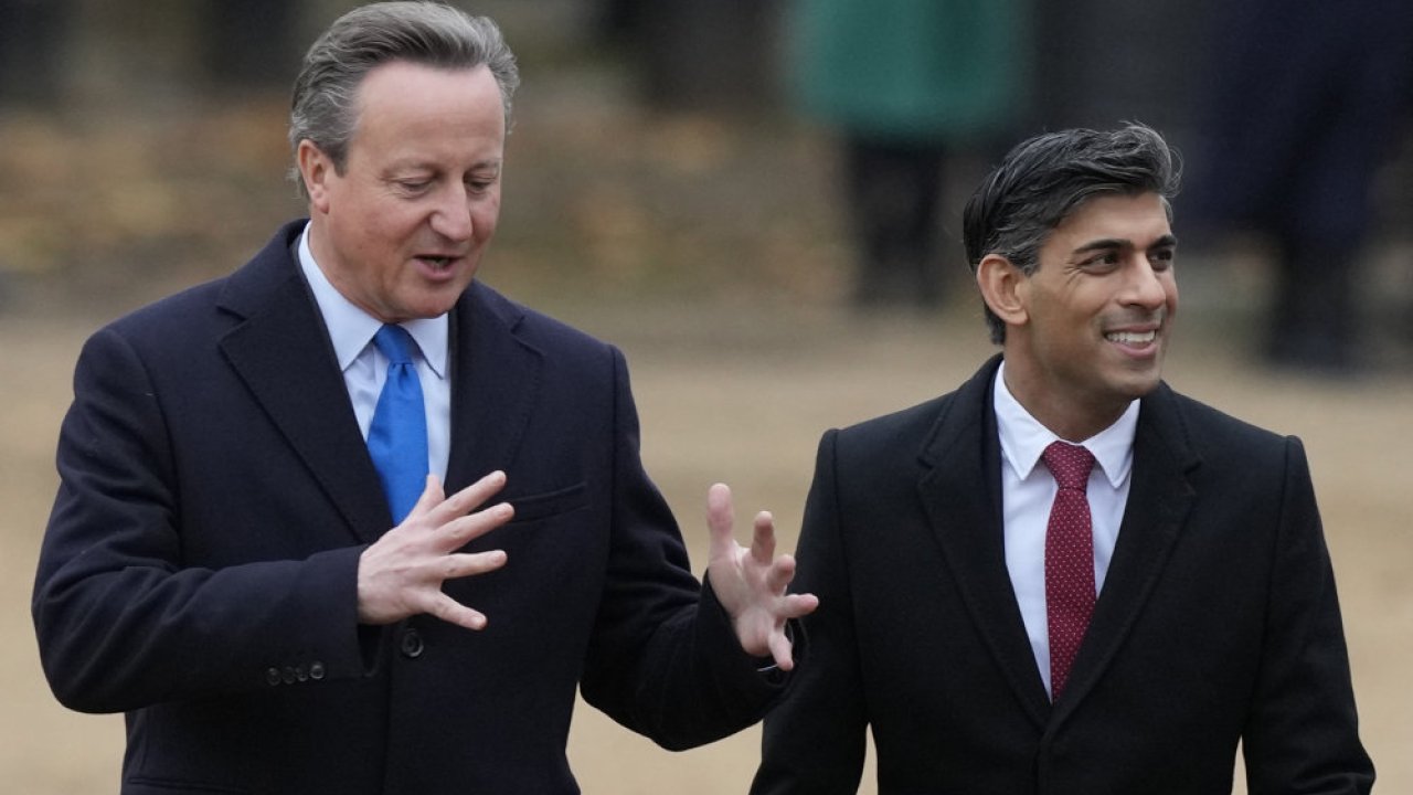 Sunak, Cameron og kong Charles tager hver deres privatjet til COP ...