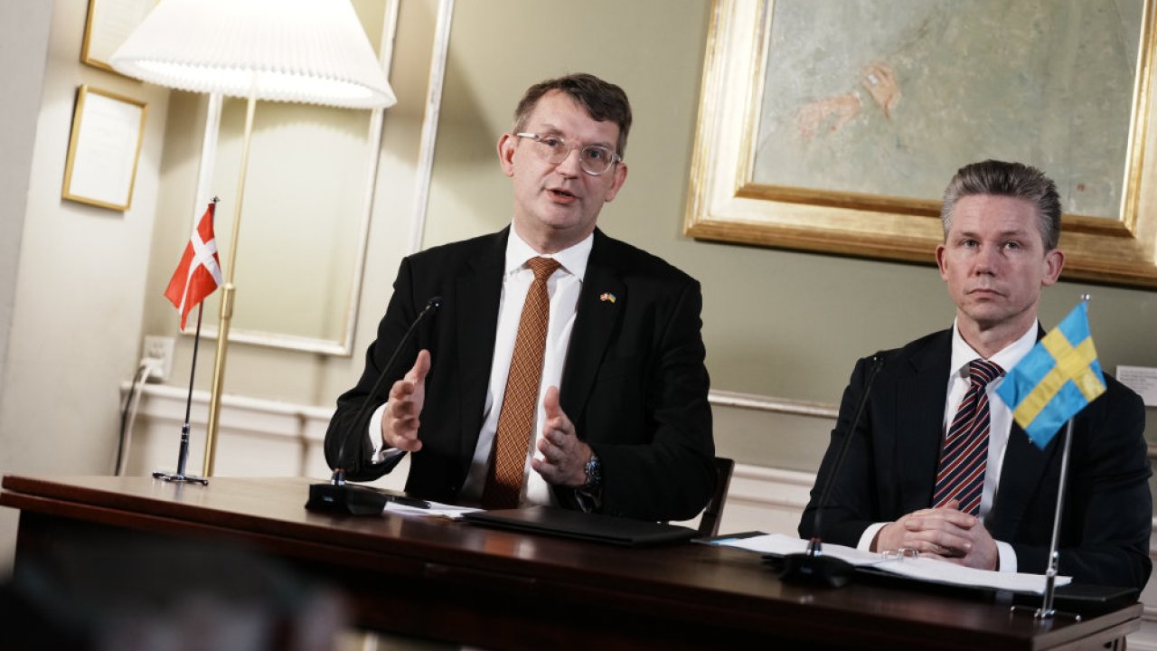 Danmark og Sverige sender flere militære køretøjer til Ukraine ...