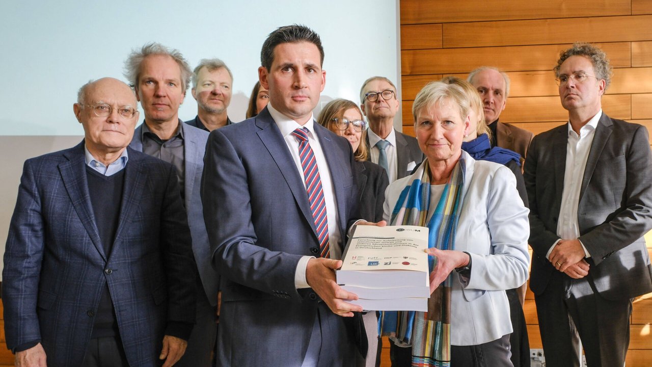 "Kun toppen af isbjerget": Mindst 2000 misbrugt af protestanter i ...