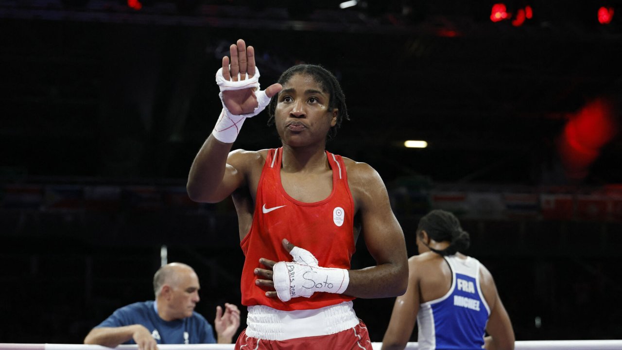 Kvindelig bokser sikrer det olympiske flygtningehold sin første medalje ...