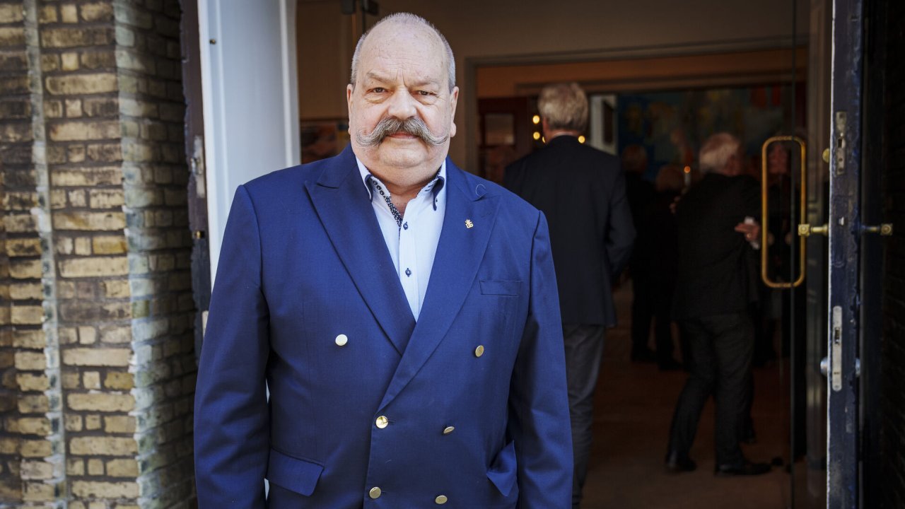 Fra tv og flødesauce til 40 år i revyens tjeneste: Revyen blev Flemming ...