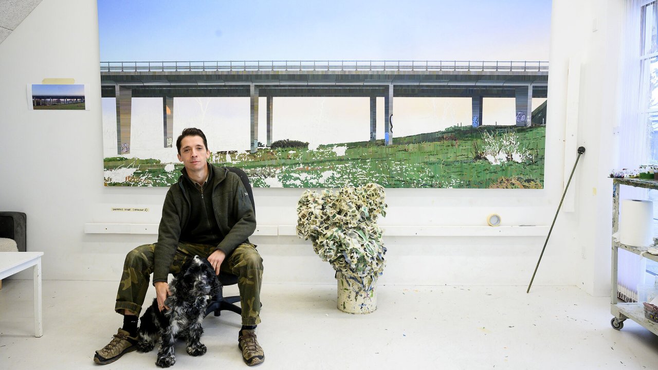 Allan Otte maler Danmark, som det er, og Dronningen, som hun ser sig ...