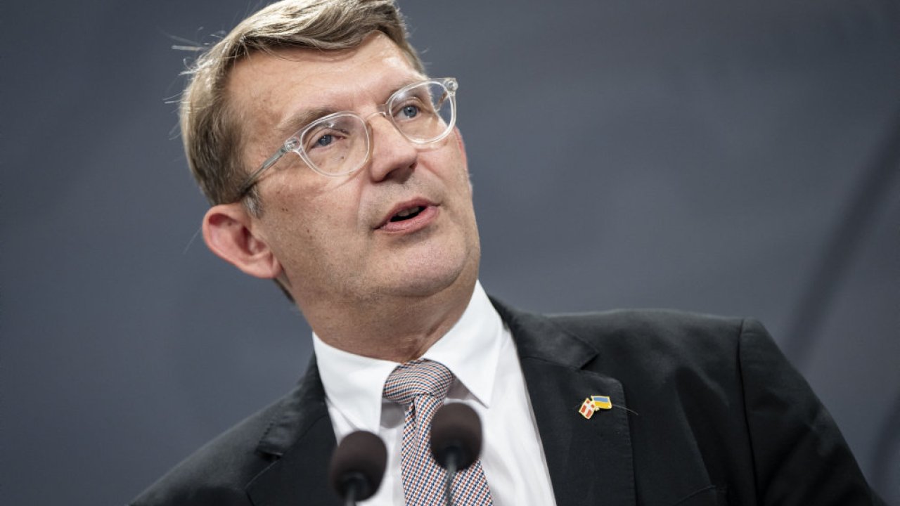 Forsvarsordførere afviser at have nikket til privatfly for 300 ...