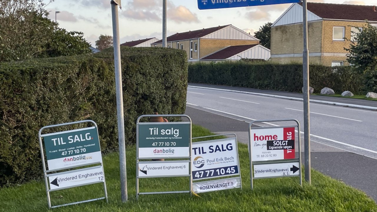 Øget boligsalg gør indhug i antallet af til salg-skilte | Kristeligt Dagblad