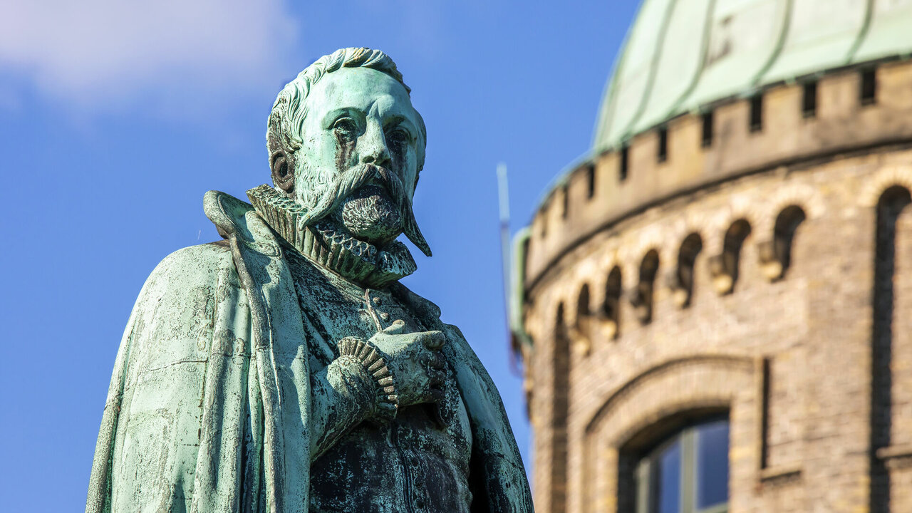 For 450 år i dag siden overdrog Kongen Hven til Tycho Brahe. Det blev ...