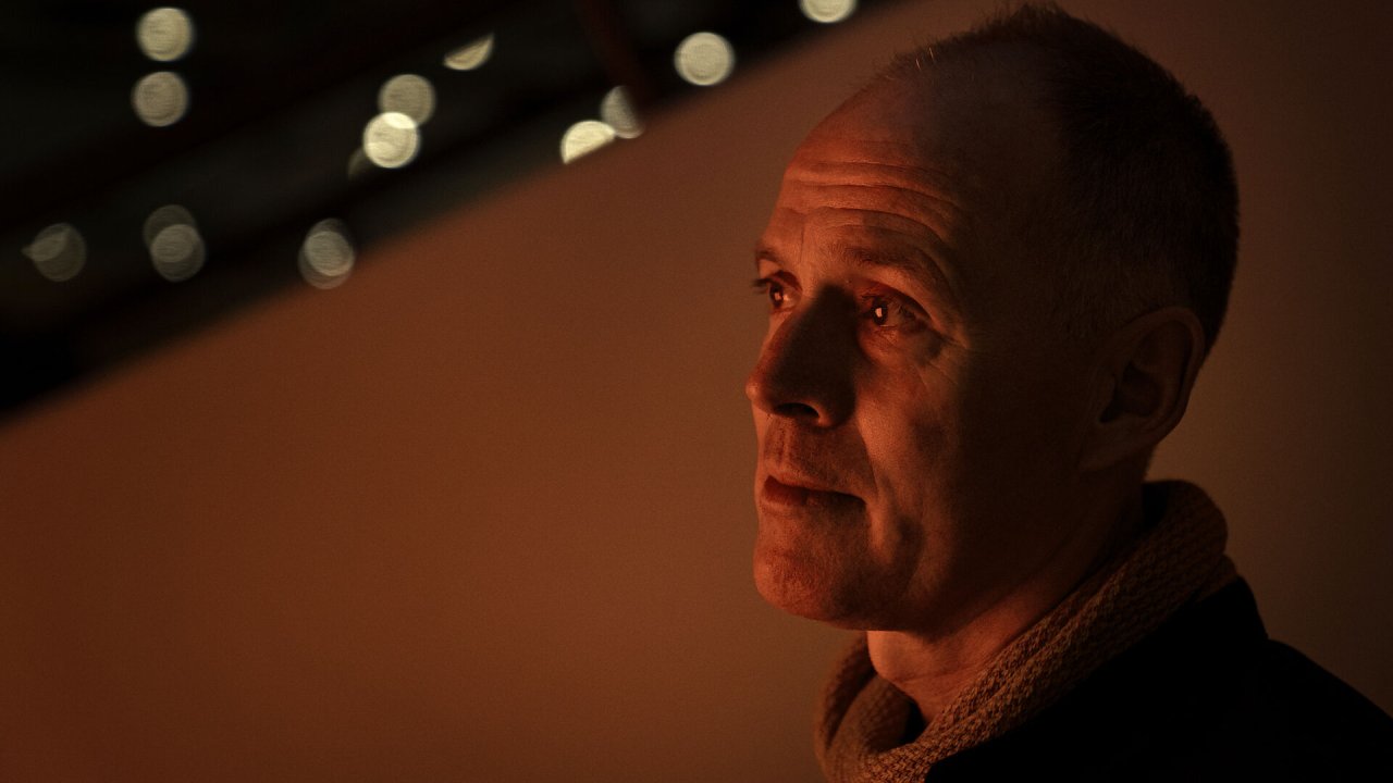 Forudsigelige essays eller potentiel folkebog? Anmelderne er delte i ...