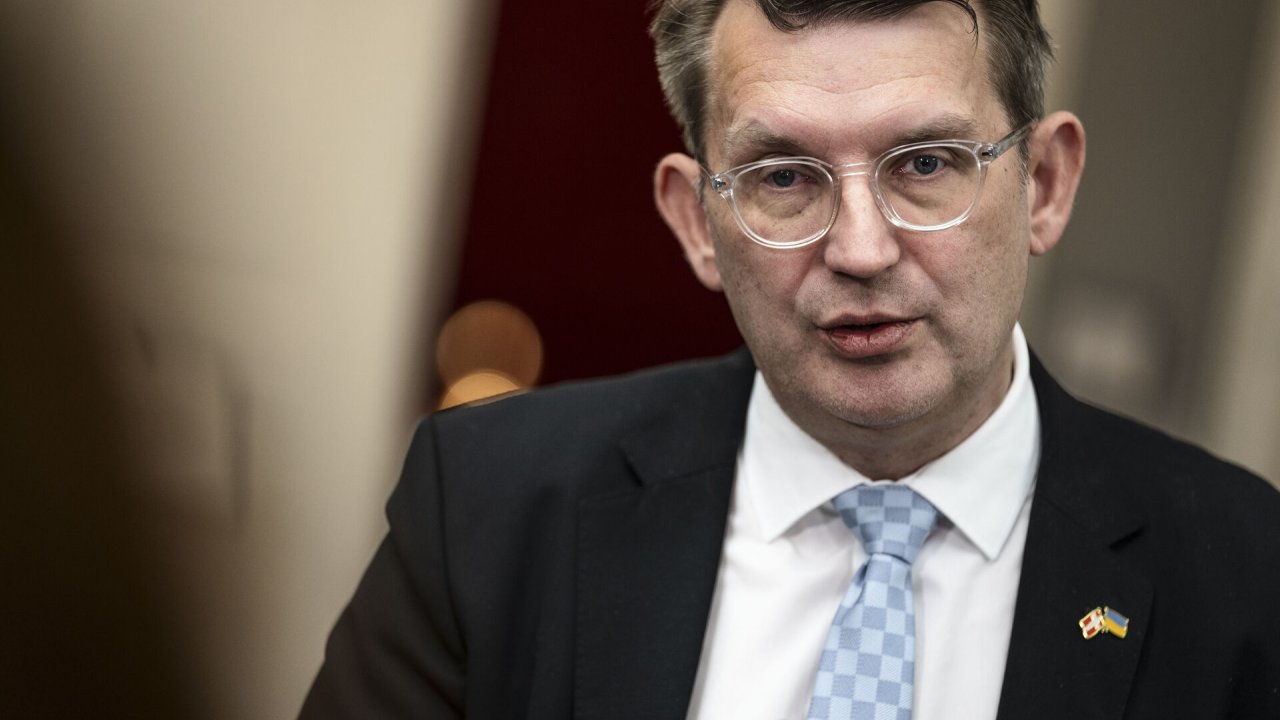 Forsvarsminister vakler i spørgsmålet om værnepligt for kvinder ...